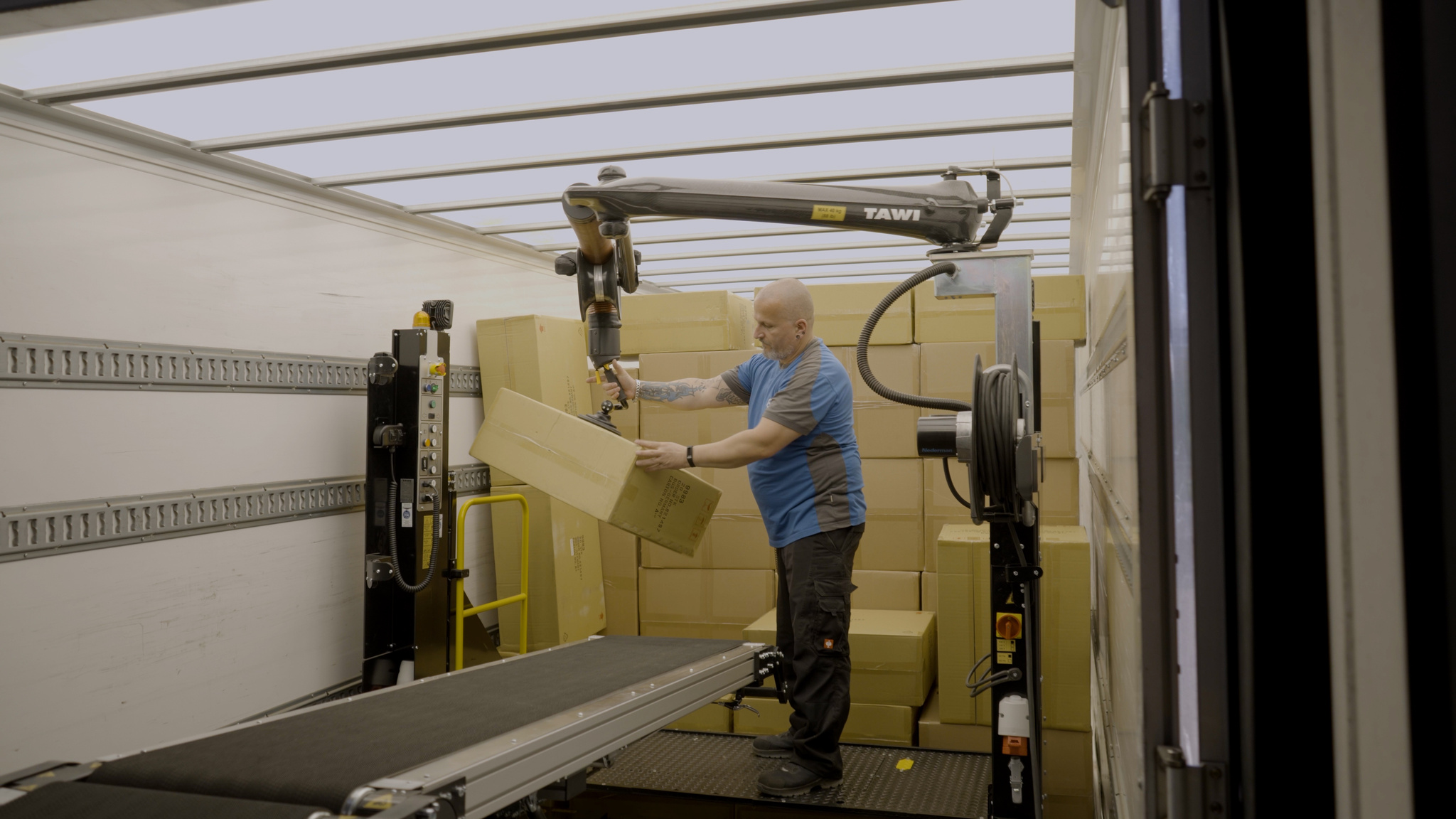 イージーデバン TAWI Mobile Container Unloader | 日本ヴァリティー株式会社