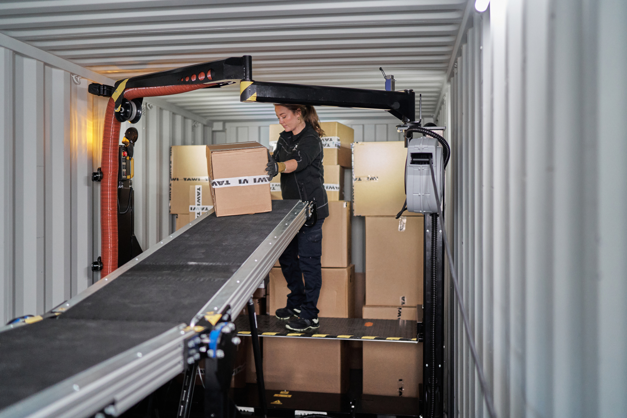 イージーデバン TAWI Mobile Container Unloader | 日本ヴァリティー株式会社