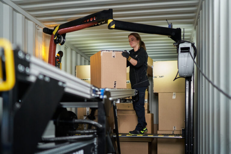 イージーデバン TAWI Mobile Container Unloader | 日本ヴァリティー株式会社