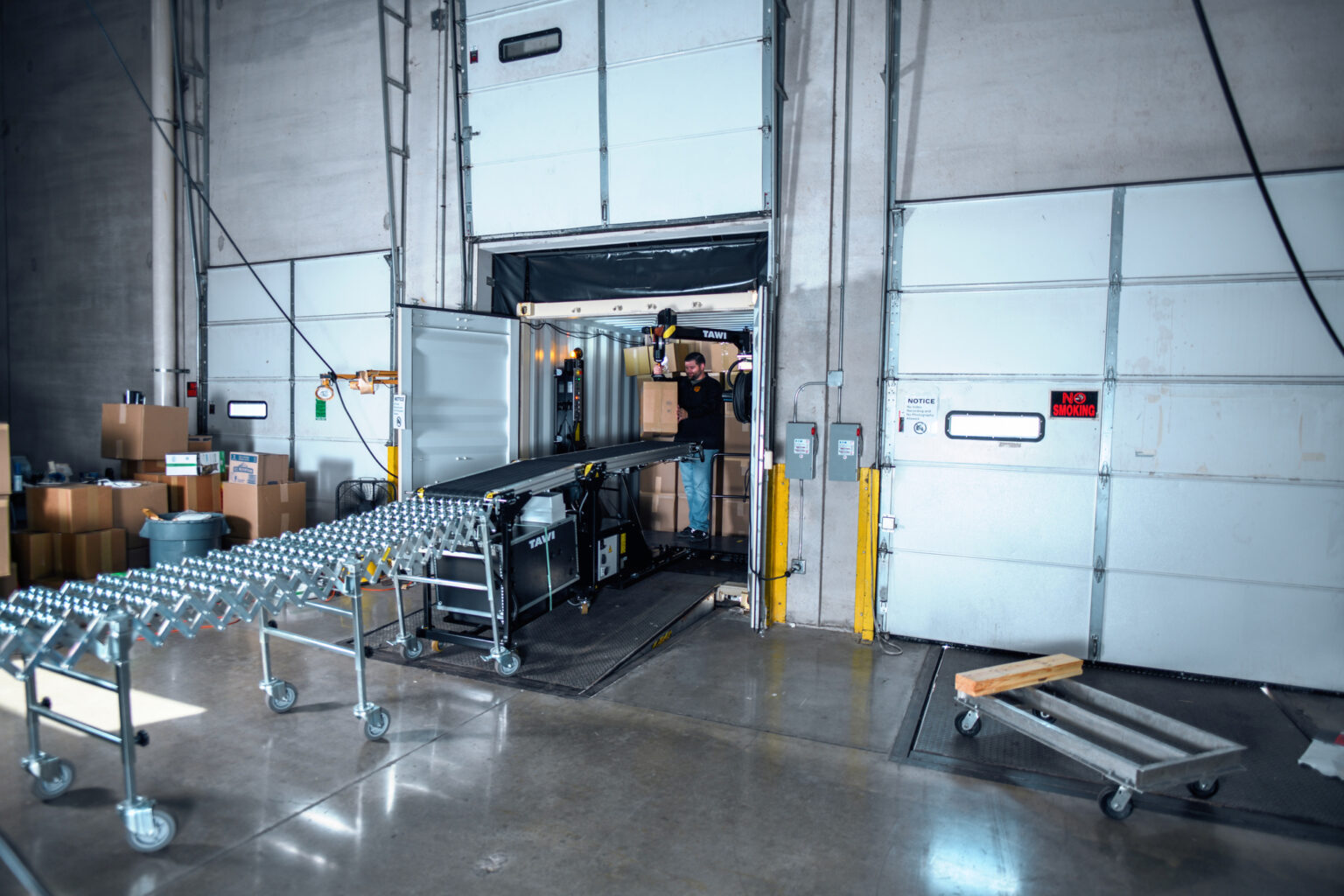 イージーデバン TAWI Mobile Container Unloader | 日本ヴァリティー株式会社